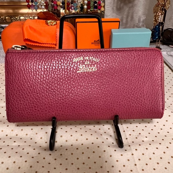 Gucci | Accessories | Gucci Leather Wallet With Pebble Texture Finish ...
